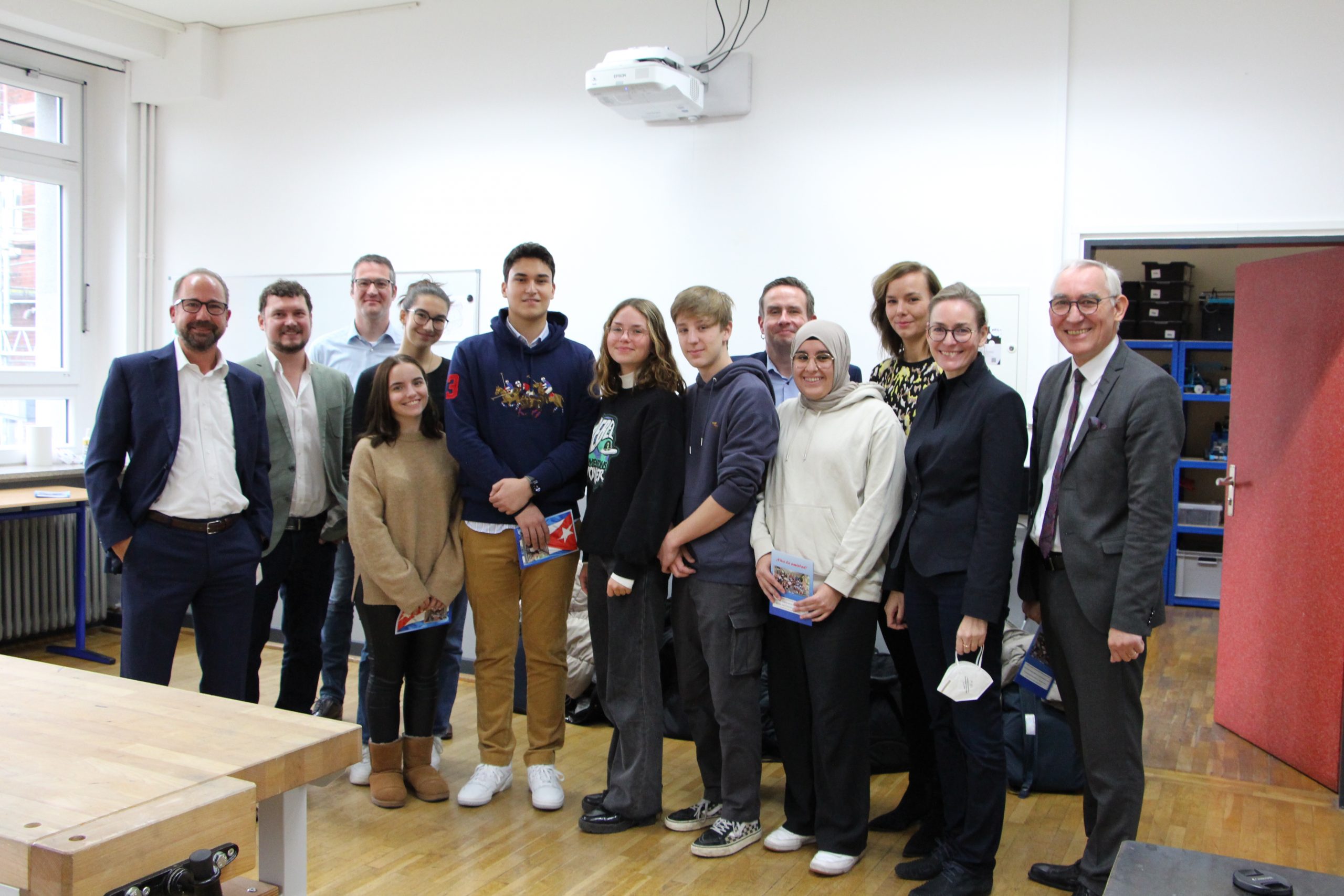 Regierungspräsident besucht sein altes Gymnasium | Friedrich-Bährens ...